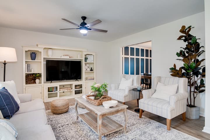 Stylish Augusta Haven Sleeps 10 | Pool & Game Room - Augusta