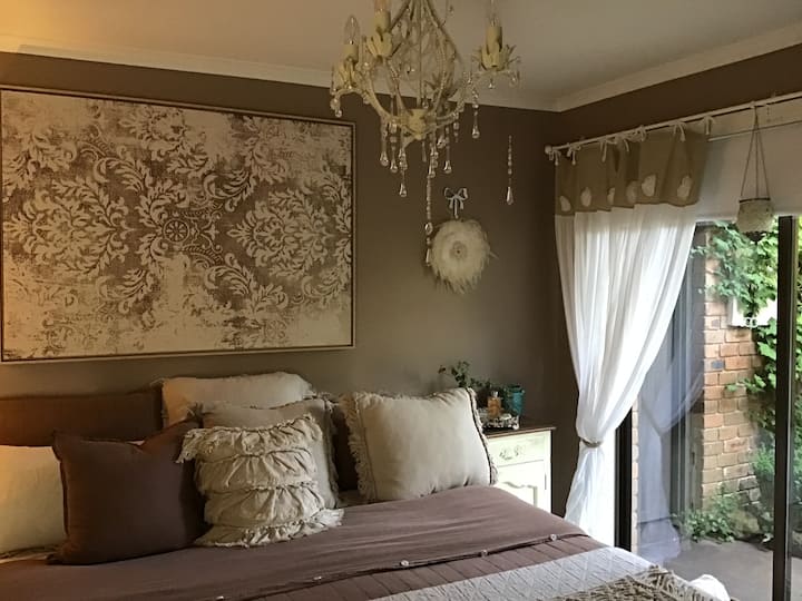 Open To Long Insurance Bookings. Stunning Home - Ballarat