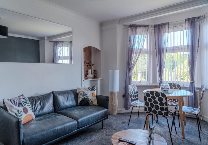 Dundee Themed Apartment With Free Parking - Dundee