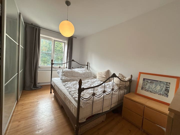 Quiet Bedroom, 3 Subway Stops To The Main Station - Munich