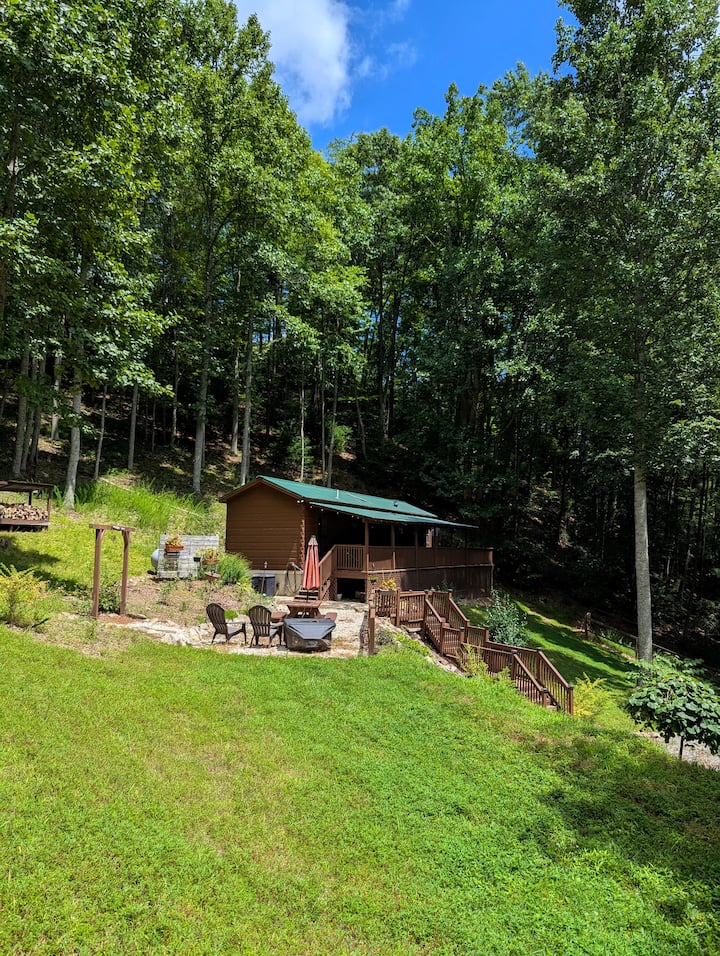 Big Pine Hideaway, A 2 Bedroom Cabin With Hot Tub - Hot Springs, NC