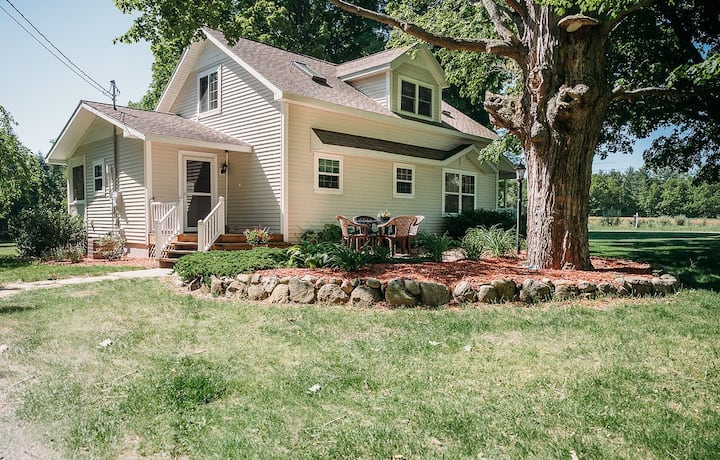 The Schoolhouse Cottage-parking | Close To Dunes - Pentwater, MI