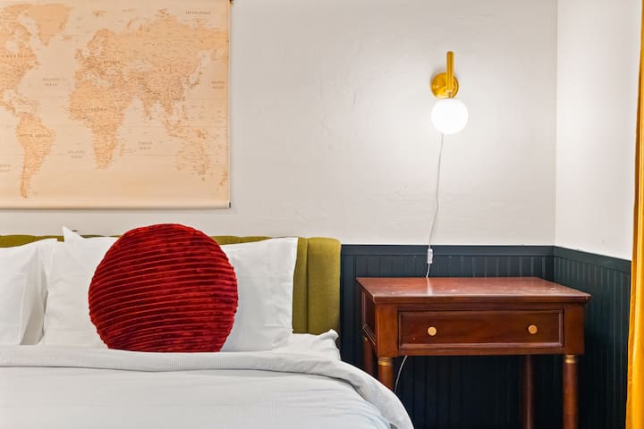 King Suite, Chef's Kitchen, Games, Backyard, Pets - Round Rock