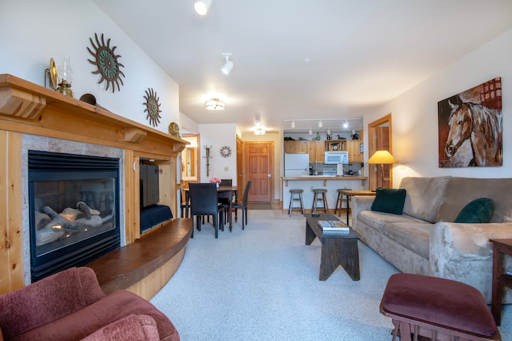 Ride Shuttle To Targhee! Hot Tubs! Clean End Unit! - Teton County, WY