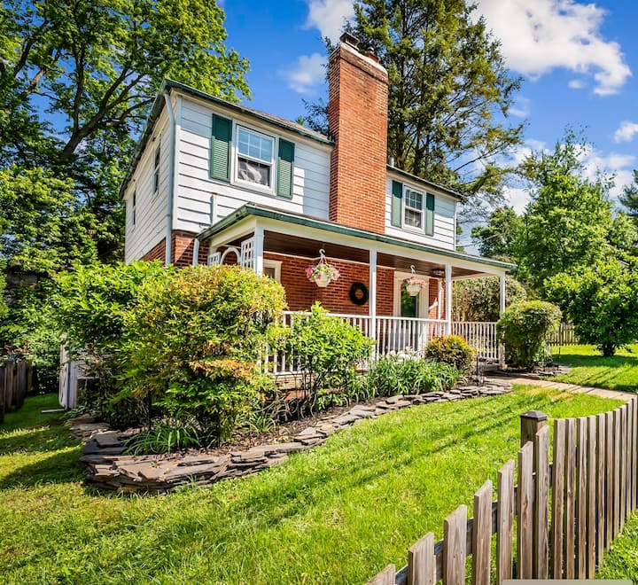 Lake Roland Home Serene Fenced Front And Back Yard - Towson, MD