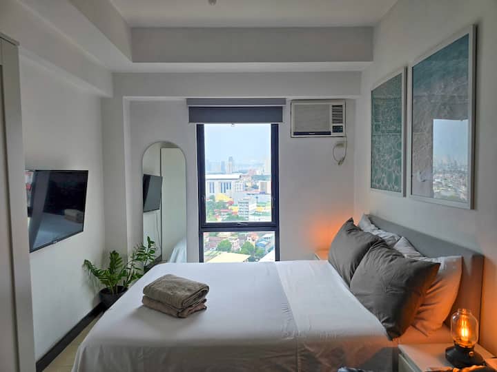 Tivoli | Pools, Gardens, Bistro, Shops, Fast Wifi - Manila