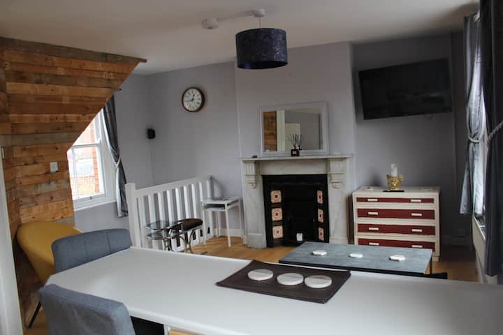 Quirky Modern Apartment Views Of Glastonbury Tor - Glastonbury
