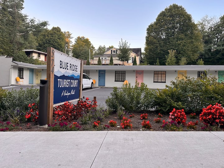 Queen Plus - Blue Ridge Tourist Court - Boone, NC