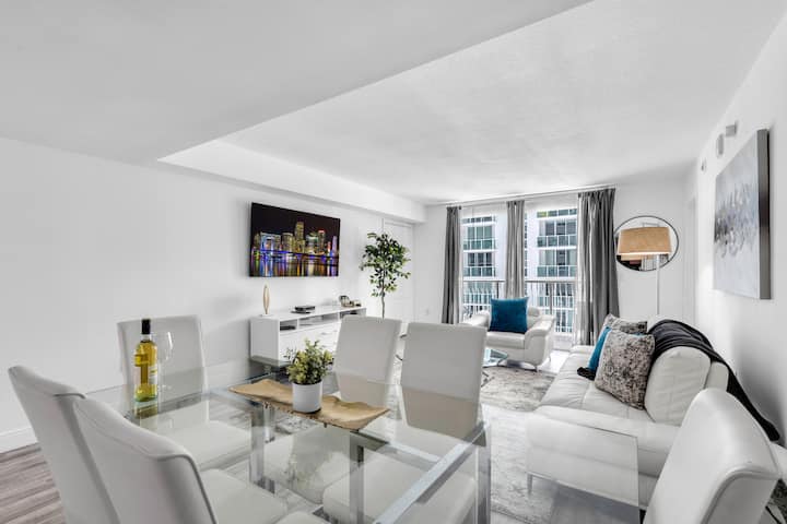 Modern 2br Brickell | Pool, Gym And Balcony Views - Miami, FL