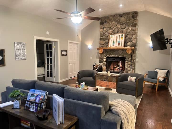 Cheerful Traverse City Home Just Steps 2 The Lake - Traverse City, MI