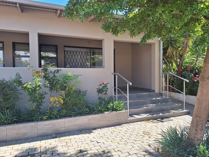 Bustani 3- Spacious Secure And Private Apartment - Edenvale