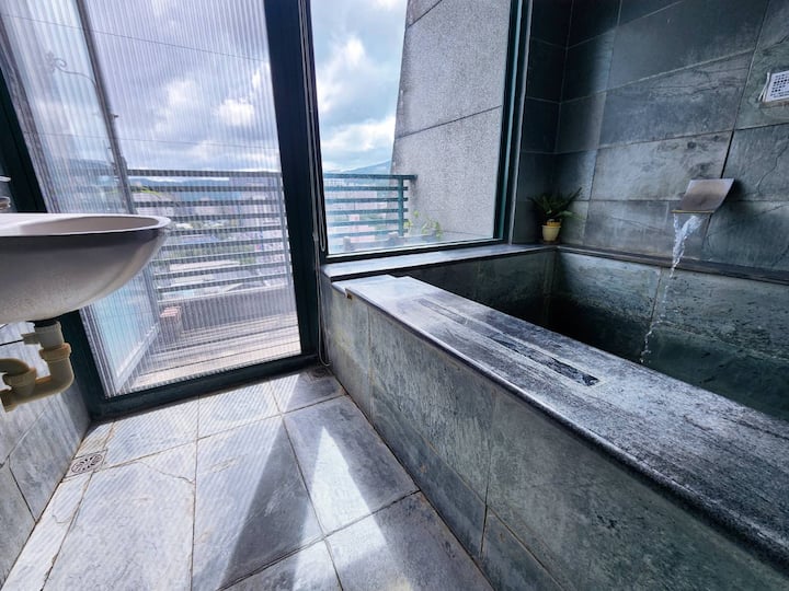 宜蘭礁溪溫泉大浴池高樓層E陽台樓中樓無挑房- 可加至4人-礁溪火車站2分鐘免費停車(一般休旅車能停) - 자오시 향