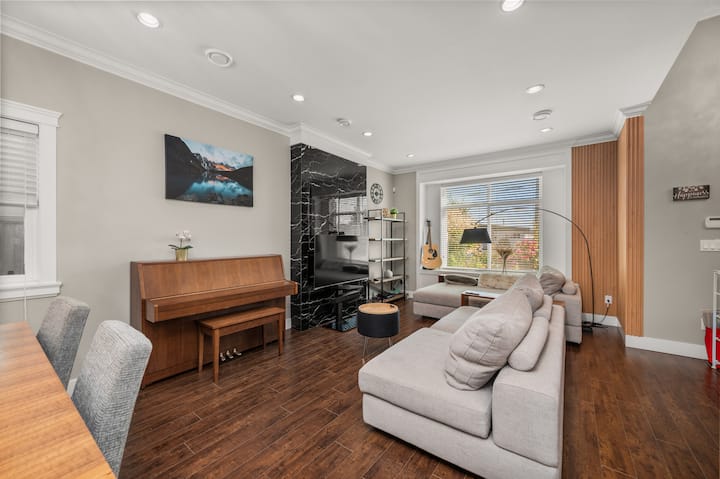Near Skytrain Private Room (B) + Gym + Workstation - Burnaby