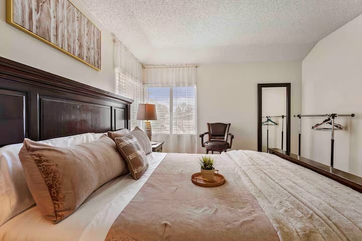 Lovely 3 Bedroom Condo With Pool/jacuzzi - Santa Clarita