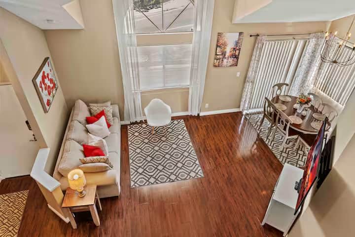 Lovely 3 Bedroom Condo With Pool/jacuzzi - Santa Clarita, CA