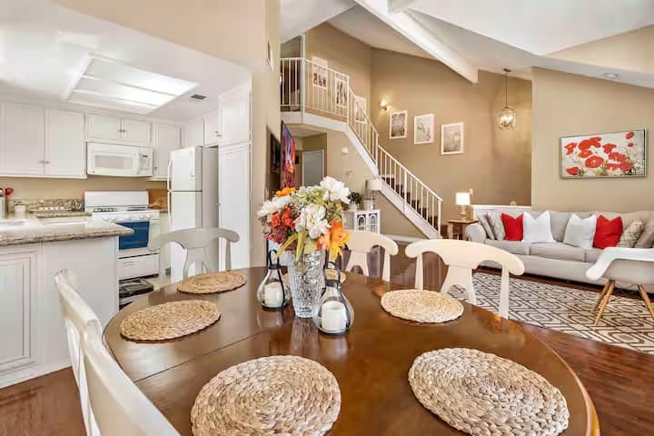 Lovely 3 Bedroom Condo With Pool/jacuzzi - Santa Clarita, CA