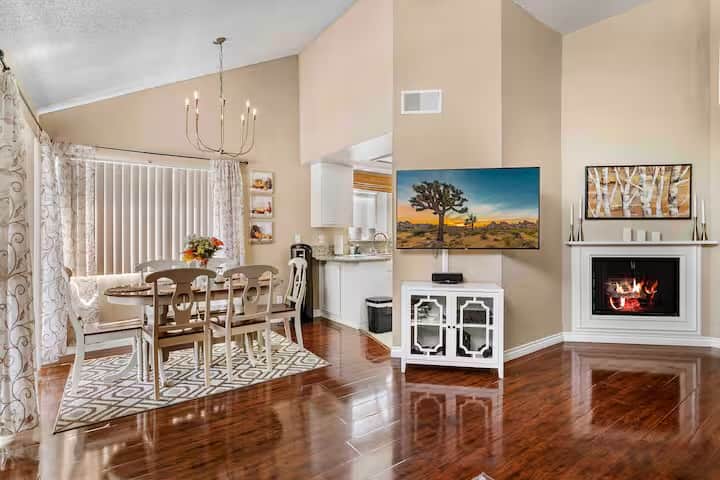 Lovely 3 Bedroom Condo With Pool/jacuzzi - Santa Clarita, CA