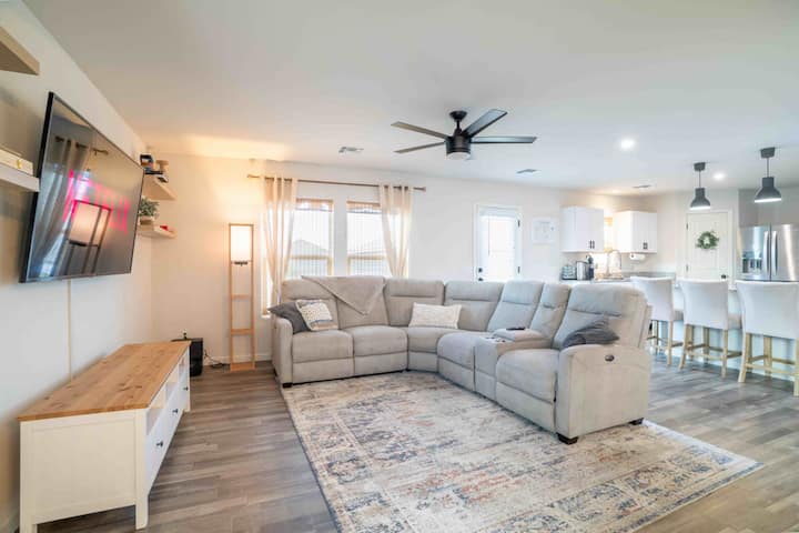 Modern 4br Home In Casa Grande 65 Inch Tv - Casa Grande, AZ