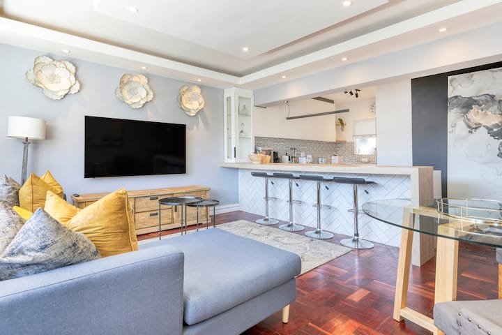 Backup Powered Luxury Central Promenade Apartment - Cape Town
