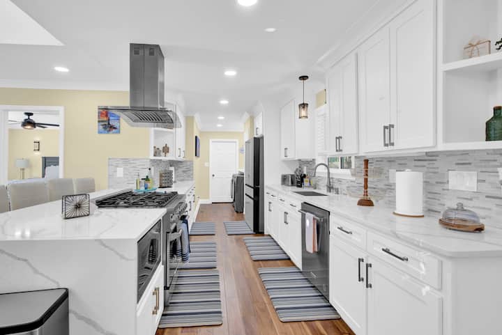 Beautifully Updated 4 Bedroom House In Charlotte - Charlotte
