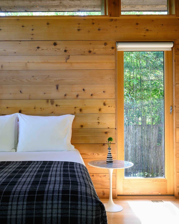 Cedar And Glass Guest Cabana With Heated Pool - Fire Island, NY