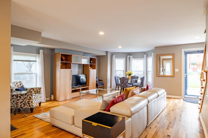 Spacious Row Home Next To Transit W Garage - 