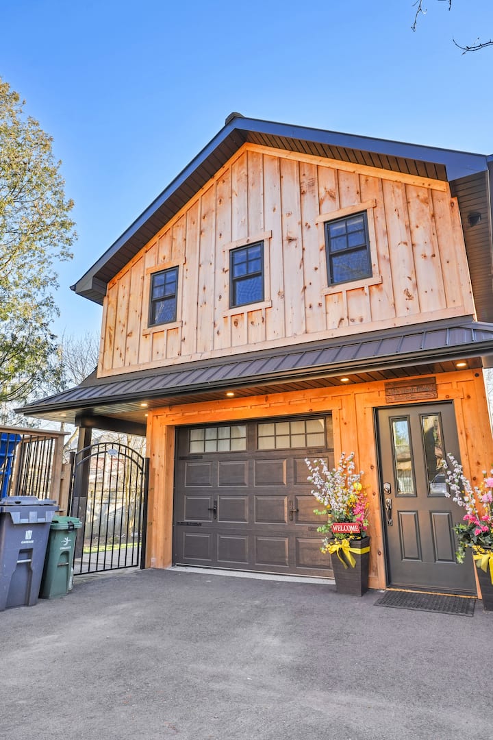 The Coach House By The Park - Guelph