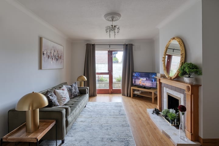 Cheerful 2 Bedroom House With Free Parking! - Dublin