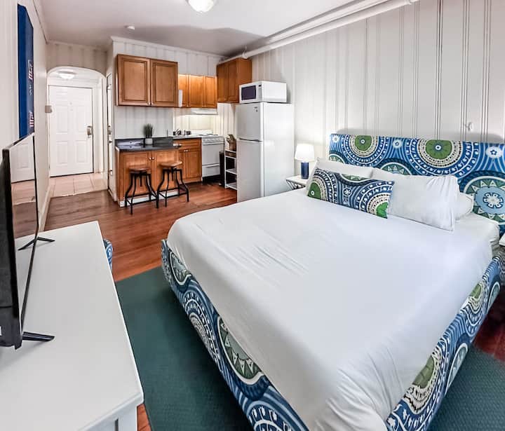 (140r) Bohemian Back Bay Studio Retreat - University of Massachusetts, Boston