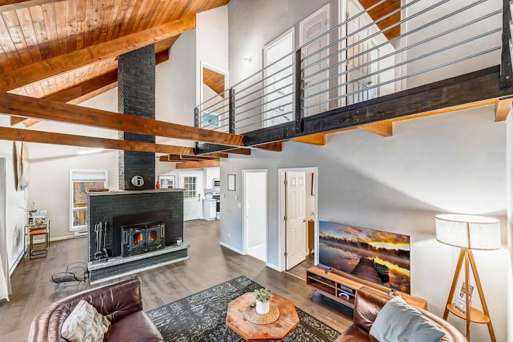 Arctic Getaway W/hot Tub &Outdoor Tv Near Bushkill - Monroe Lake, East Stroudsburg