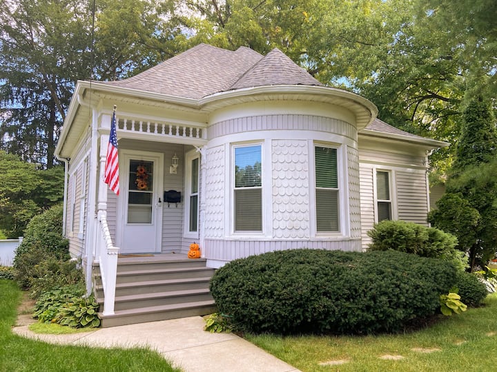 Unique Victorian Cottage Close To Town - Illinois