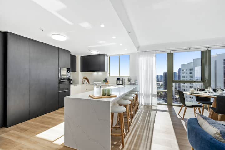 Renovated 4br Sea View Apt, High Floor, Sleeps 10 - Gold Coast