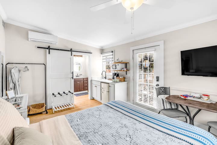 Downtown Getaway In Historic District Pensacola - Pensacola, FL