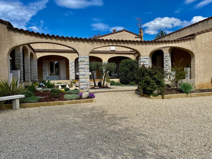 Le Saturne Au Coeur D Une Hacienda Hispanique - Lac d'Esparron
