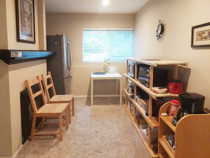 Dt Bellevue Suite W/ New Bath, Parking & 2 Desks - Bellevue, WA