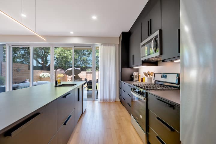 Modern 4 Bedroom Home W/ 2.5 Bath, Yard & Parking! - 蒙特婁