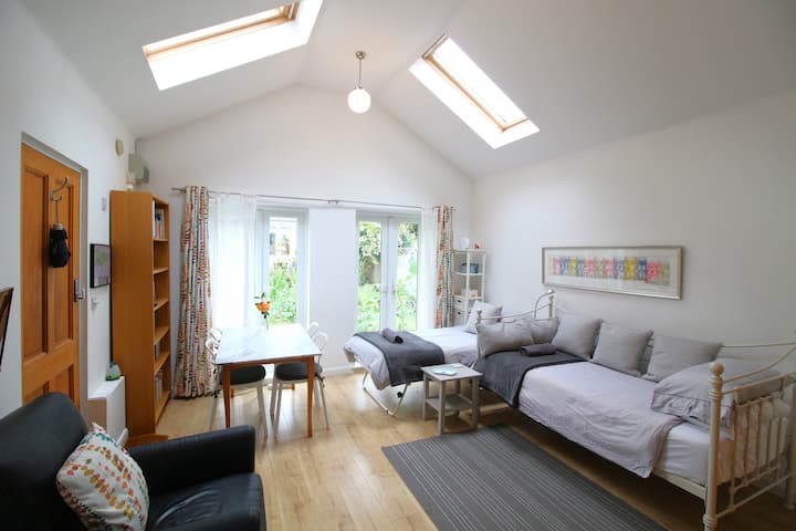 Sunny, Private Studio – Own Entrance & Courtyard - Londres