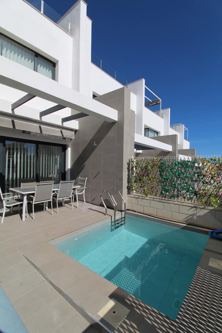 Fabulous Villa With Private Pool & Large Solarium - Cabo Roig