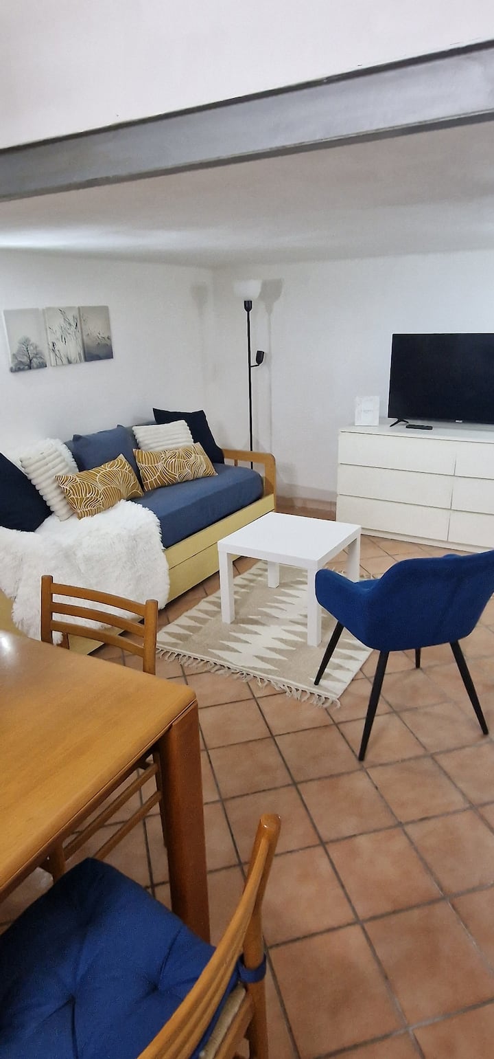 Apartamento Camera Da Leto Mansarda, Cucina, Bagno - ナポリ