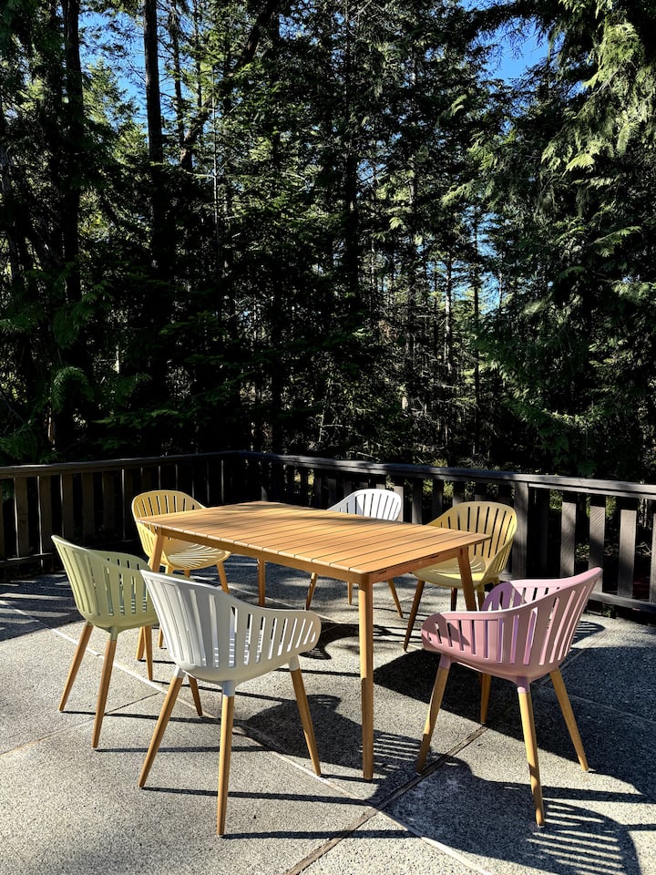 Spacious 3 Bedroom Home On 2 Acres Near Beach - Hornby Island