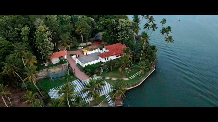 Cheerful 2-bedroom Cottage Overlooking The Lake - Kollam