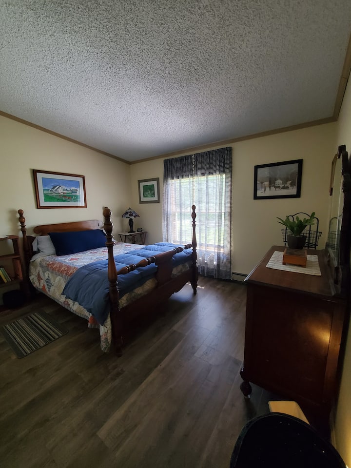 River Views, Amazing Sunsets, Private Living Space - Greenwich, NY