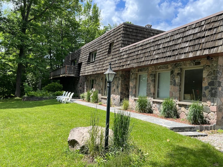 Cottage On Lake Muskoka: Hot Tub, Dock, 4bdrm3bath - Gravenhurst