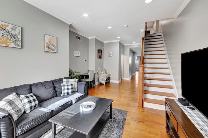 Cheerful 3 Bedroom Townhouse Near City Attractions - Baltimore, MD