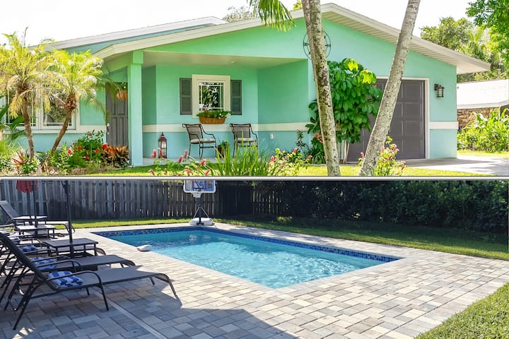 Walk To Beach & Shops! New 4 Bdr Pool Heated - Naples, FL