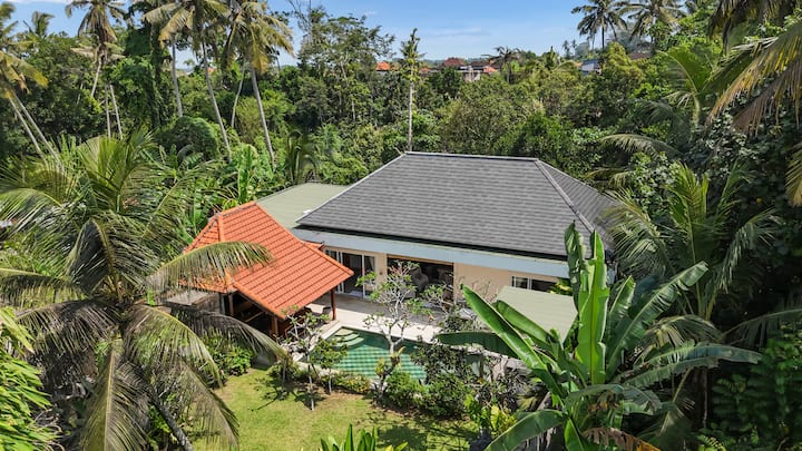 Luxe Jungle Villa With Pool & Stunning View – Ubud - Gianyar