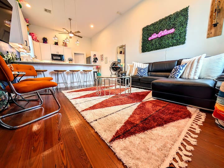 Near Frenchmen, King Bed, Hot Tub, Huge Kitchen! - New Orleans, LA