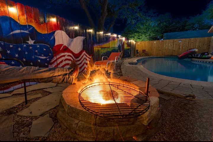 Howdy On Into This Hot Tub Home Yall! - Sunrise - San Antonio