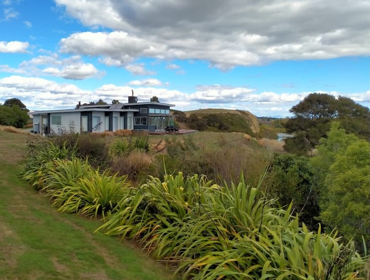 Modern 4-bed Country Home With Amazing Views. - Masterton