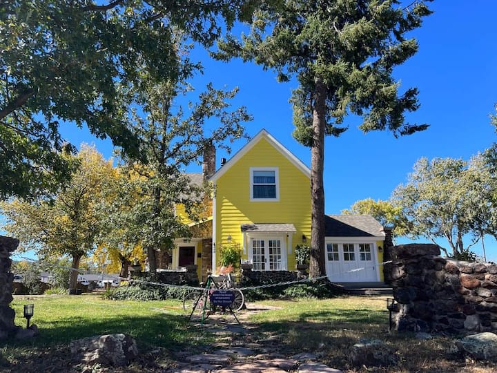 Historic Yellow House Downtown, Cozy, Route 66 - Williams, AZ